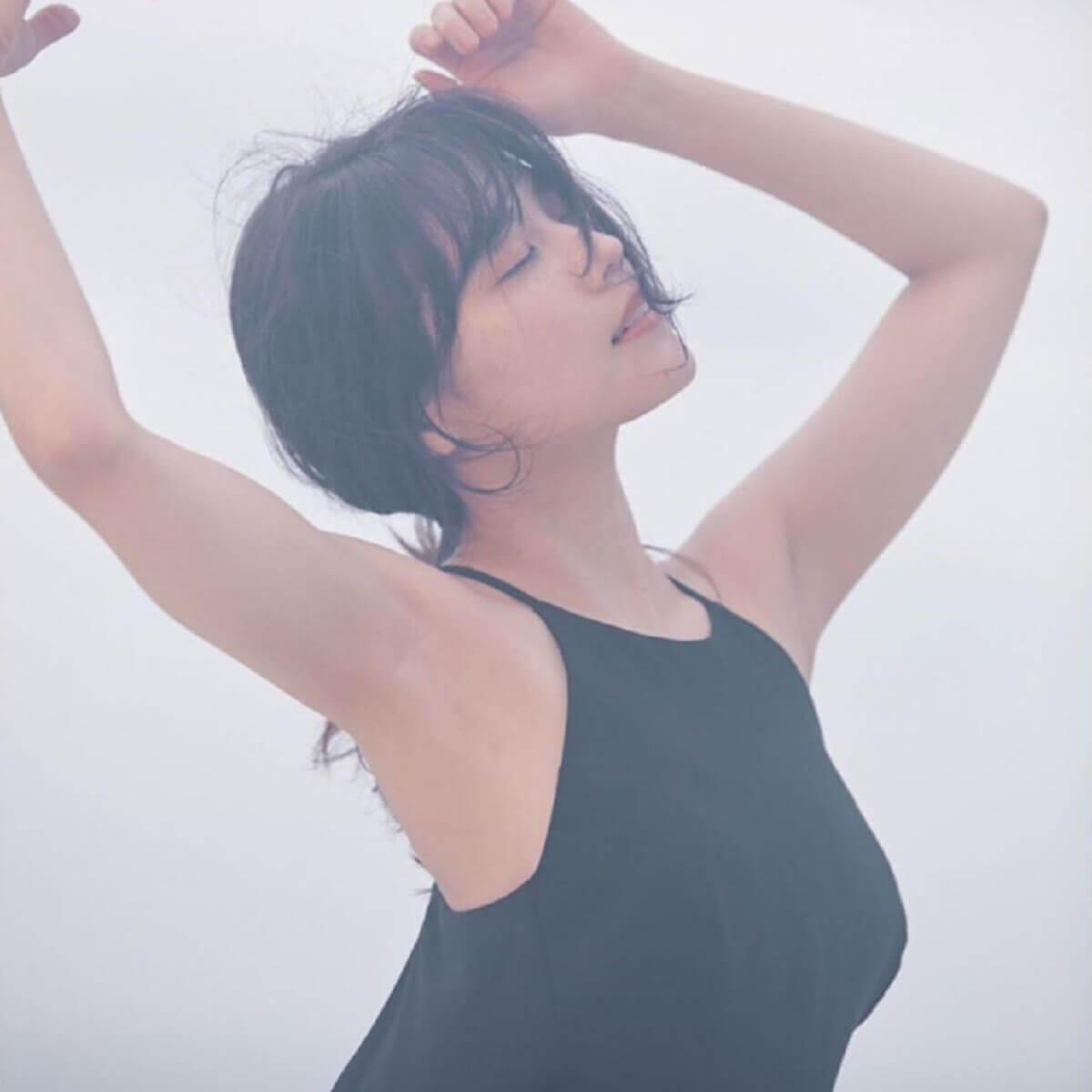 [b ] 有村架純、ボディラインが映えるタンクトップ姿に大反響「美しすぎる」「女神かと…」
